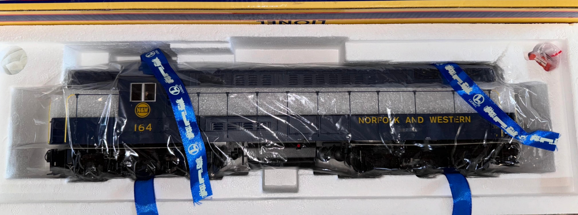 Grzyboski's Train Store: Norfolk & Western LEGACY 'Scale' H24-66 Trainmaster Diesel #164