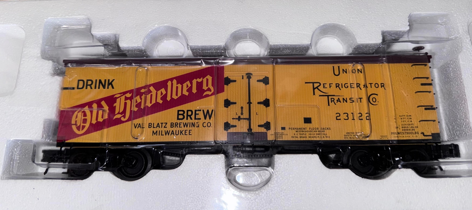 Grzyboski's Train Store: ATLAS Blatz Beer 40' Wood Reefer #23122